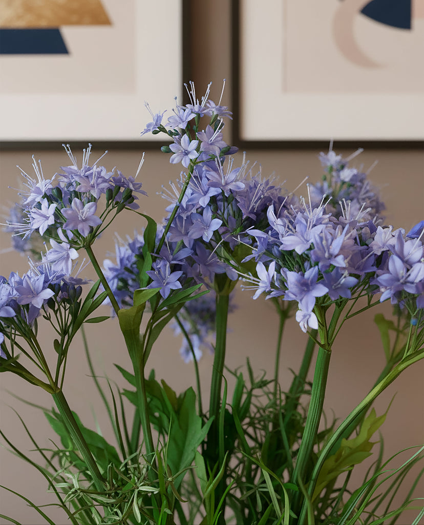 Arreglo Floral con Agapanthus y Follajes Artificiales en Base de Vidri ...